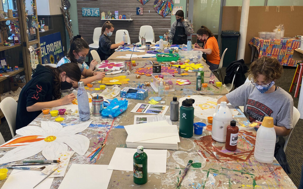 Seniors and Students Collaborate on Mural for Community Service Project ...